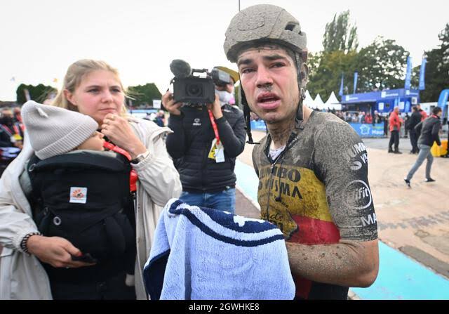 Sarah De Bie slaat terug naar online trollen na het verdedigen van Wout ...